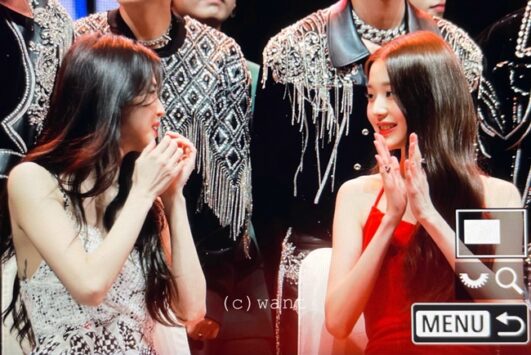 ウォニョン x ハン・ソヒ「2ショット」実現に、熱い反響 [2022 AAA] - デバク