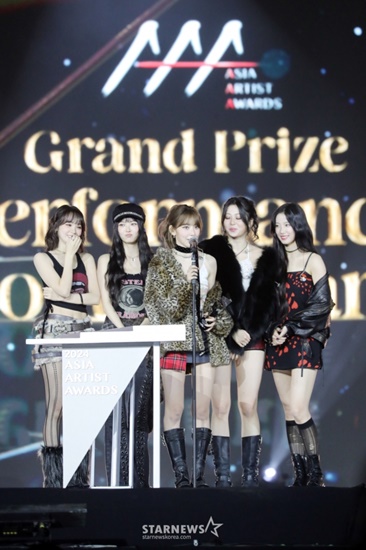 [2024 AAA] Le Sserafim、初大賞！今年のパフォーマンス受賞「2025年もっと良いステージみせたい」 - デバク