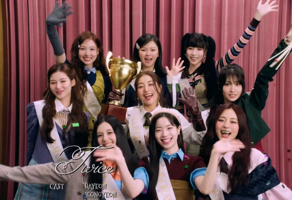 TWICE、10周年スペシャルAL発売へ！再々契約にも関心 - デバク